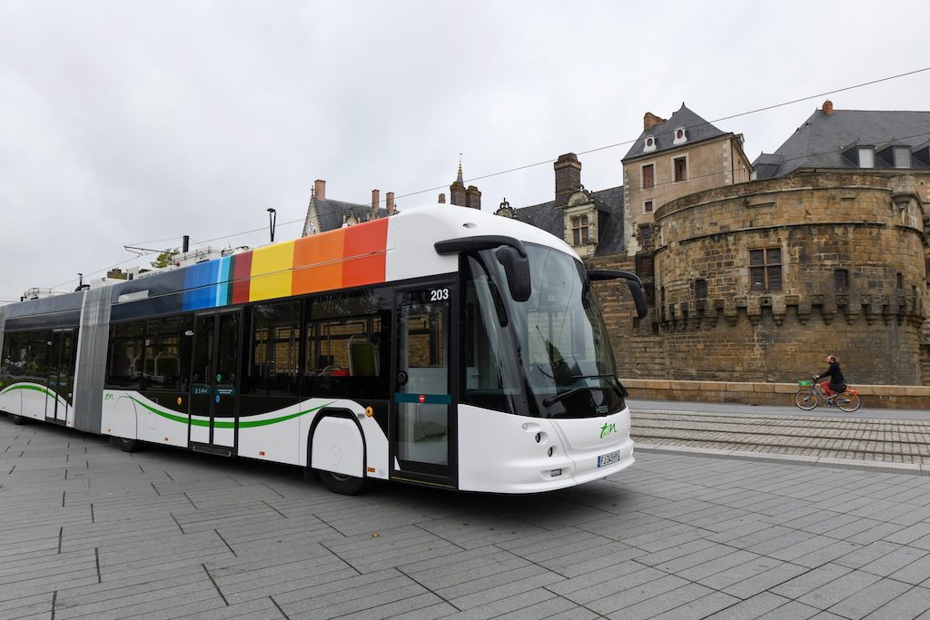 Nantes launches e-busway with bi-articulated buses - Urban Transport ...